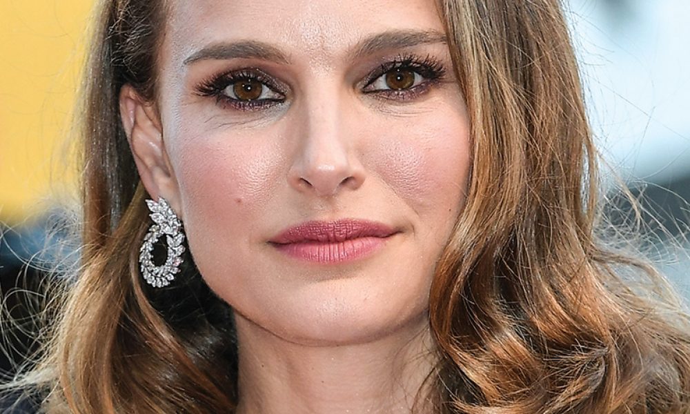 Front-Facing Hoops a New Red Carpet Jewelry Trend for the Ears