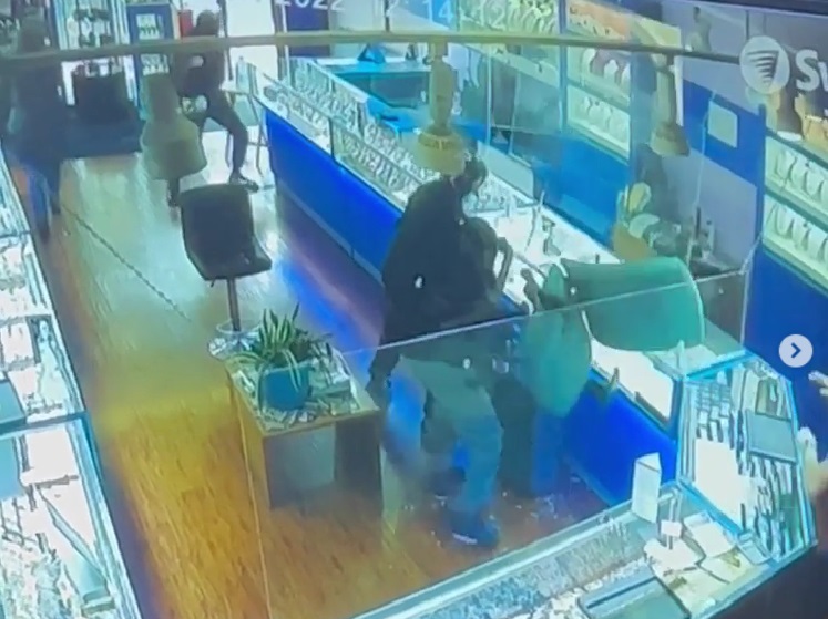$1M Jewelry Store Robbery: Employees Throw Chairs Amid Heist in El ...
