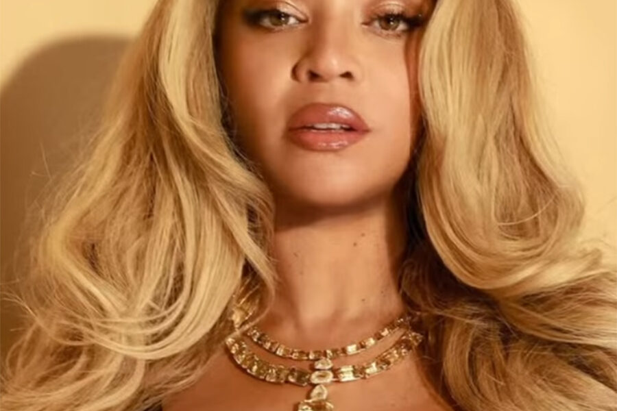 Judge the Jewels: Beyoncé’s Personal Glenn Spiro Necklace Features 17th ...